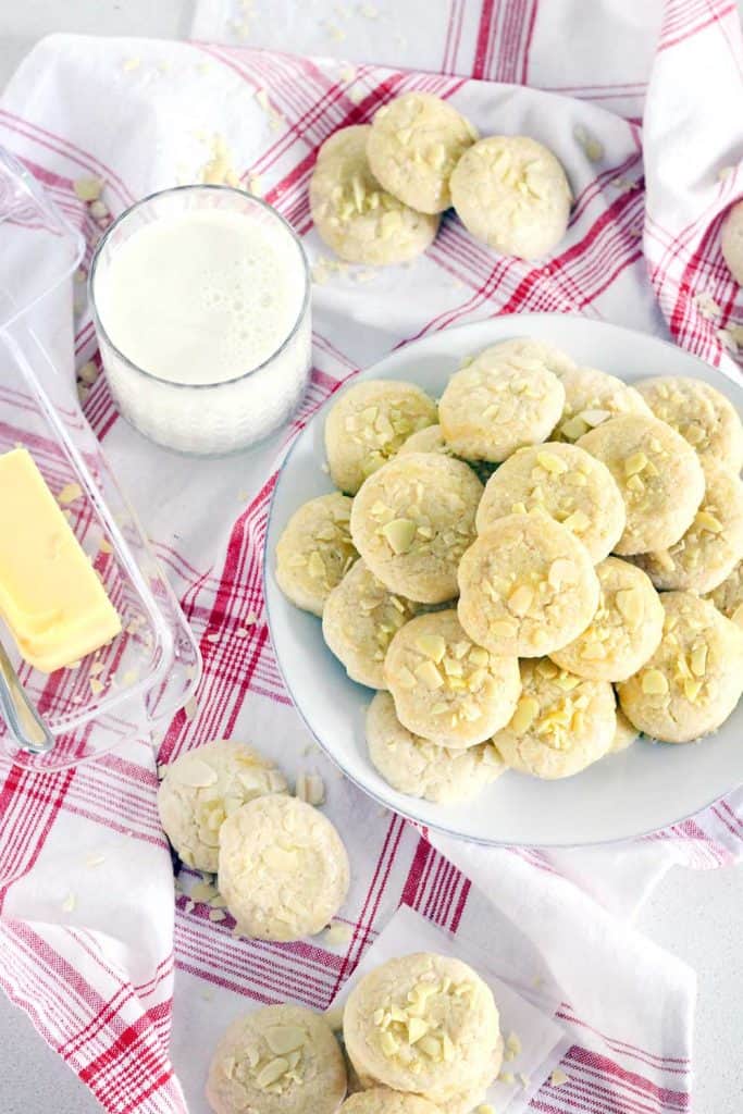 Norwegian Butter Cookies (Serinakaker) - Bowl of Delicious