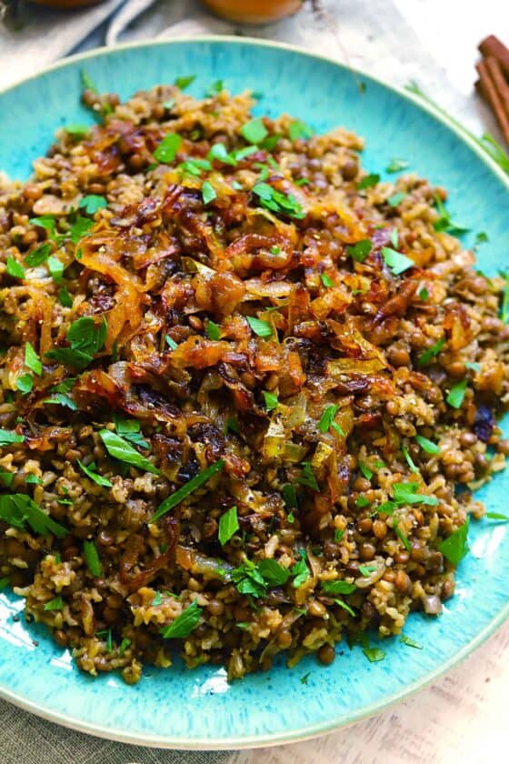 One Pot Mujadara (Middle Eastern spiced lentils and rice with ...